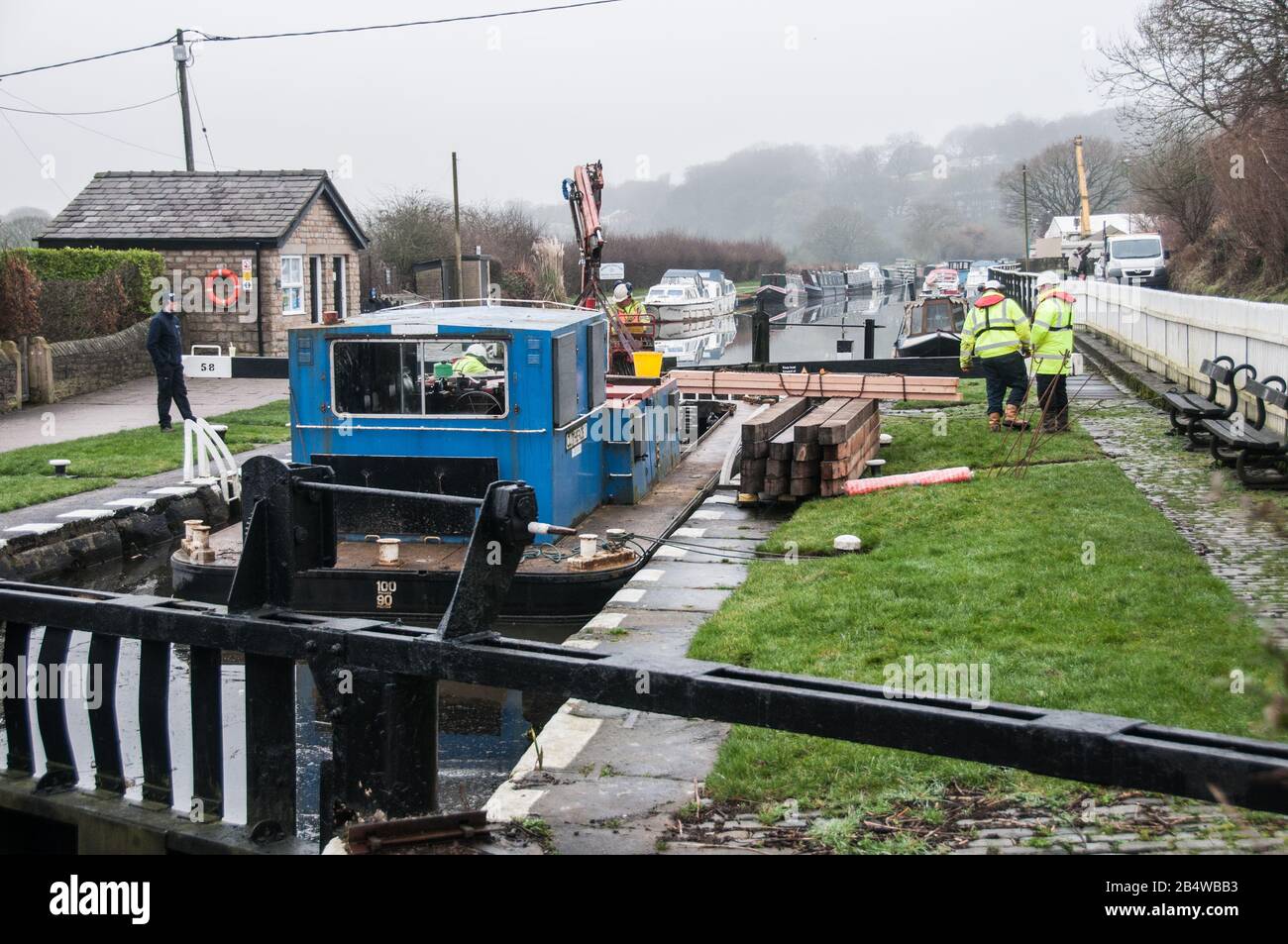 Around the UK - Leeds Liverpool canal -Top Lock - Wheelton Stock Photo ...