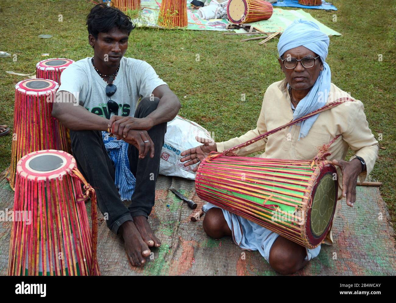 Life of music - An octogenarian and young man are trial music ...