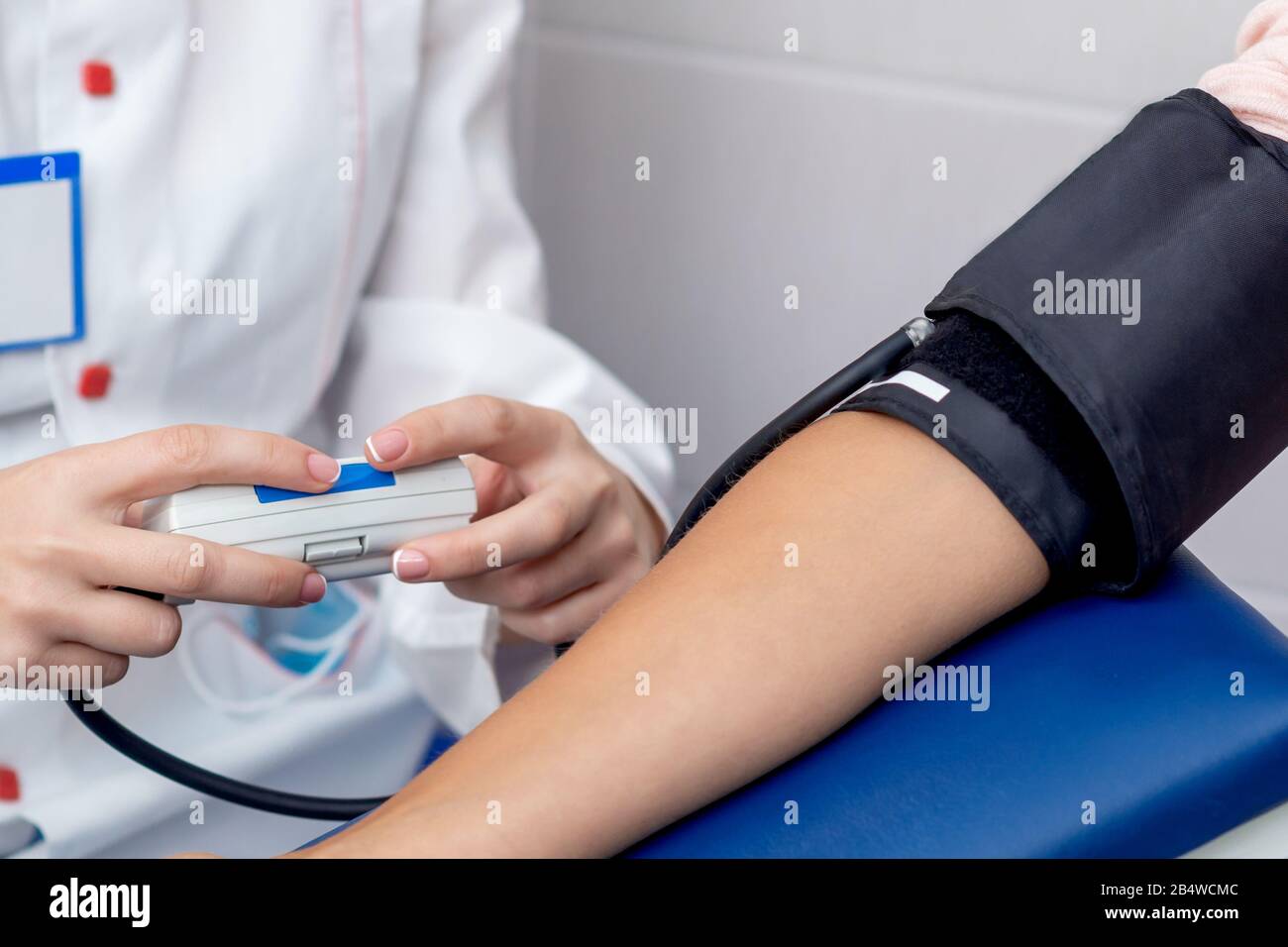 Doctor checks senior patient stethoscope hi-res stock photography and ...