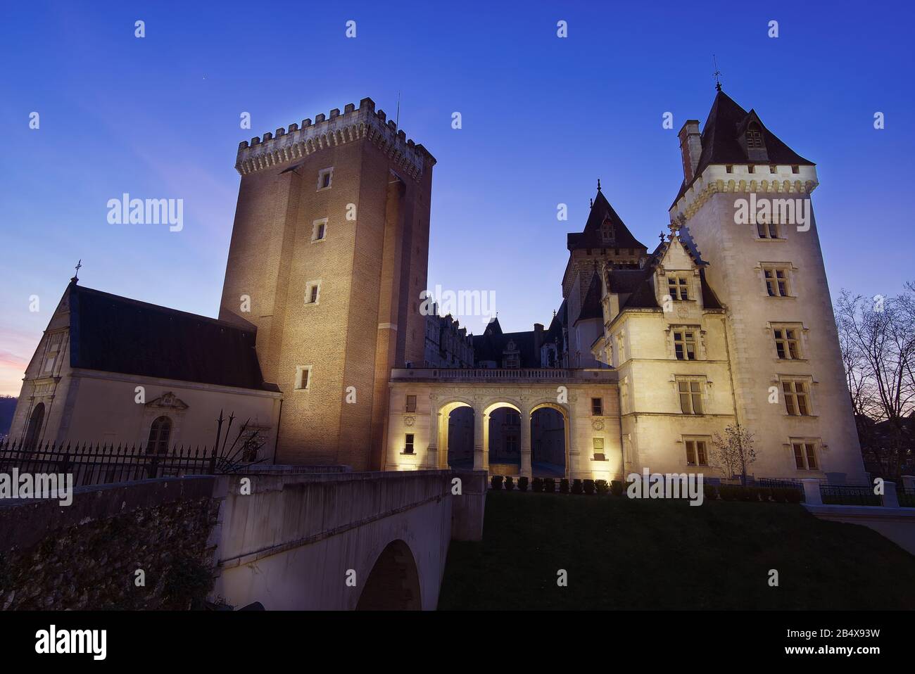 Night entrance castle hi-res stock photography and images - Alamy