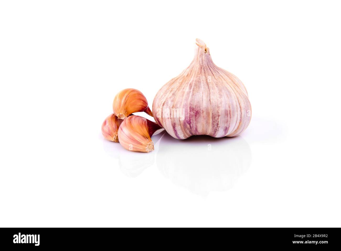 Garlic isolated on white background with reflection Stock Photo - Alamy