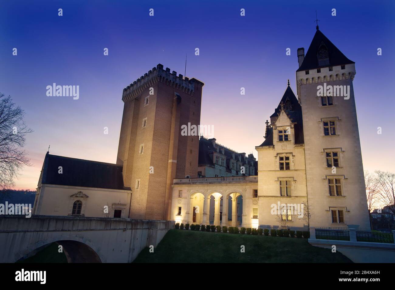 Night entrance castle hi-res stock photography and images - Alamy