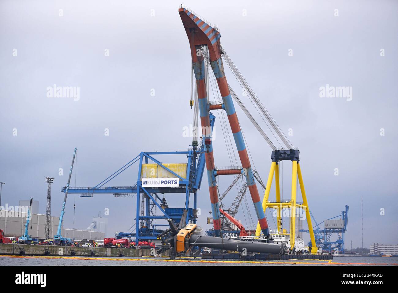 Liebherr floating crane hi-res stock photography and images - Alamy
