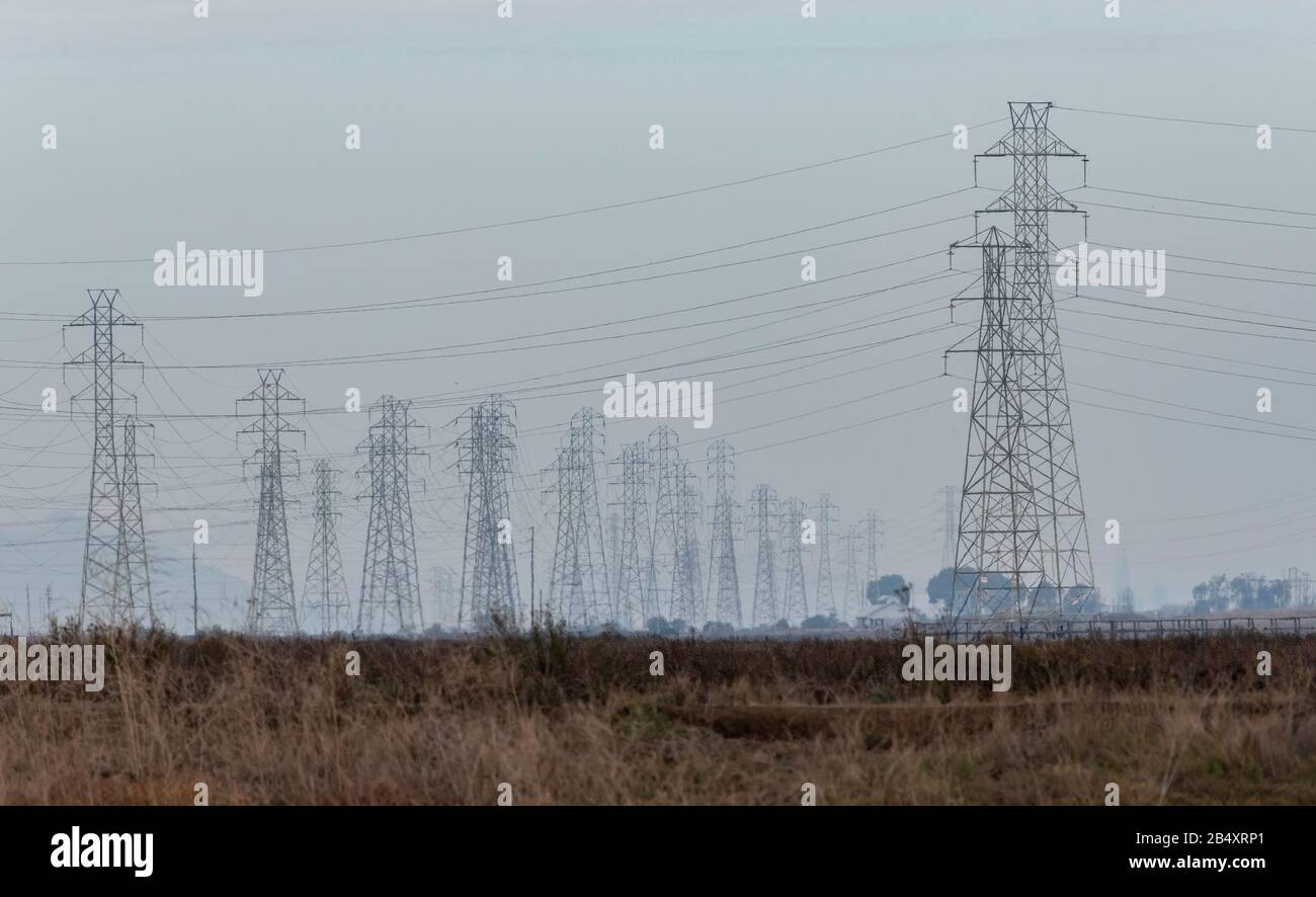 Electricity pylons america hi-res stock photography and images - Alamy