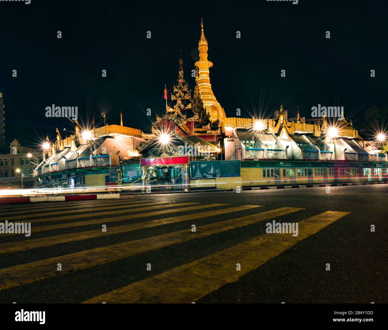 Sule pagoda asian religion and city hi-res stock photography and images ...