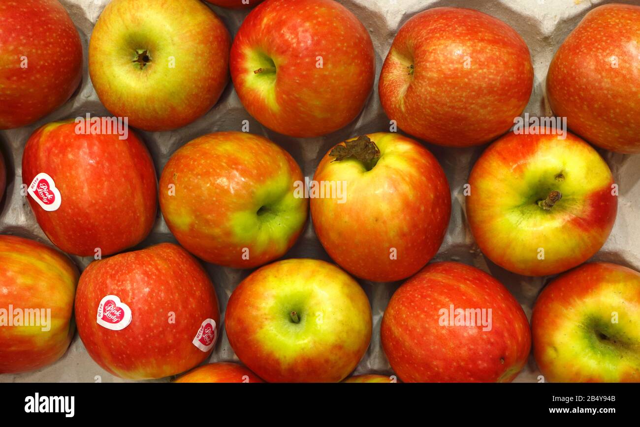 Lady williams x golden delicious hi-res stock photography and images ...