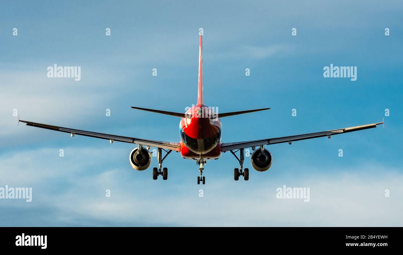 Airbus A320 on approach Stock Photo - Alamy