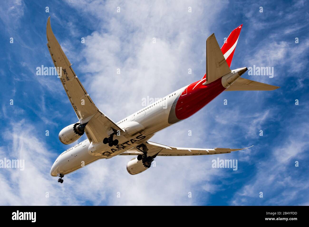 Qantas Boeing 787 Dreamliner on approach Stock Photo - Alamy