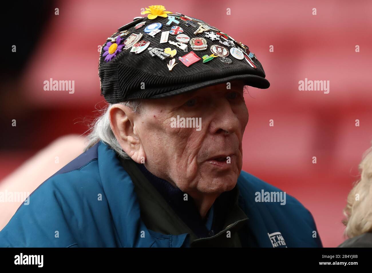 Football fans uk league elderly hi-res stock photography and images - Alamy