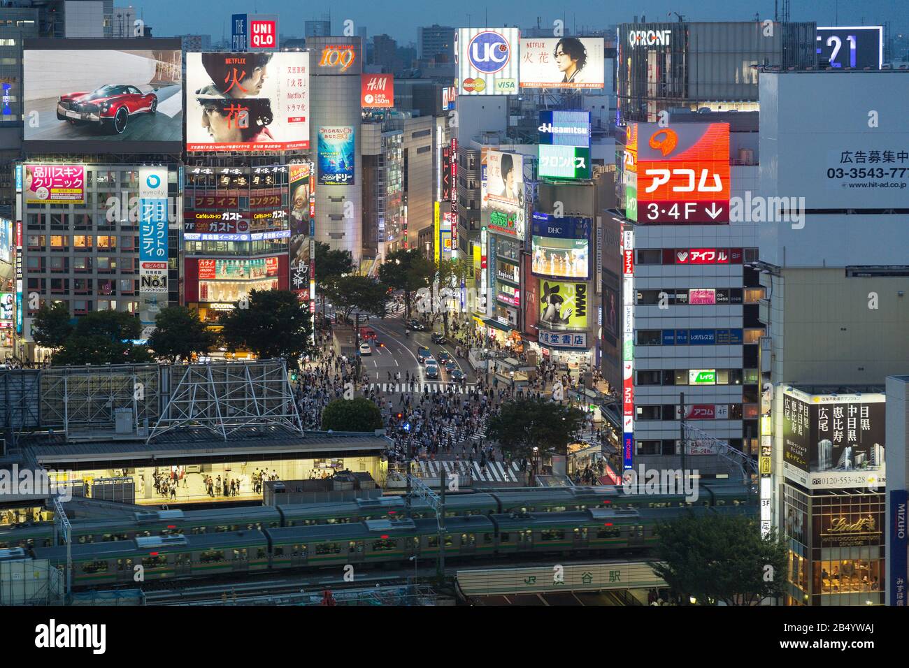 Crowded tokyo city street aerial hi-res stock photography and images ...