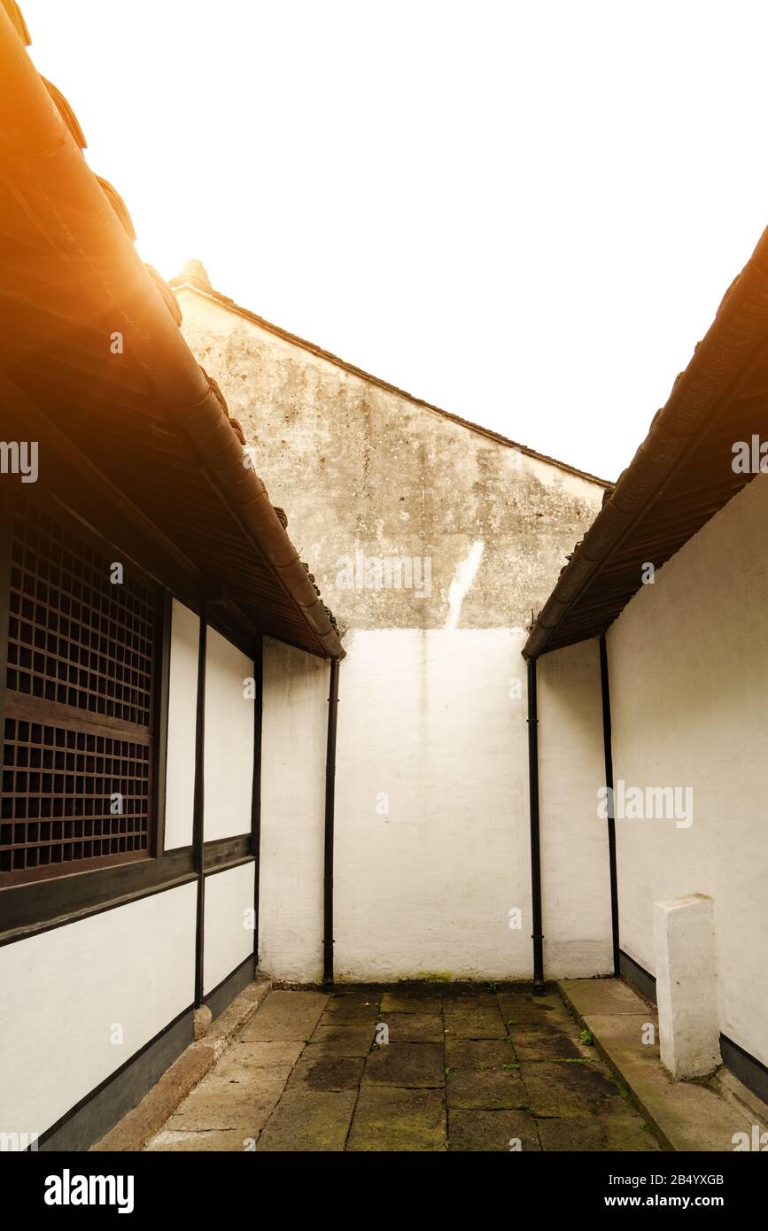 Traditional chinese courtyard house hi-res stock photography and images ...