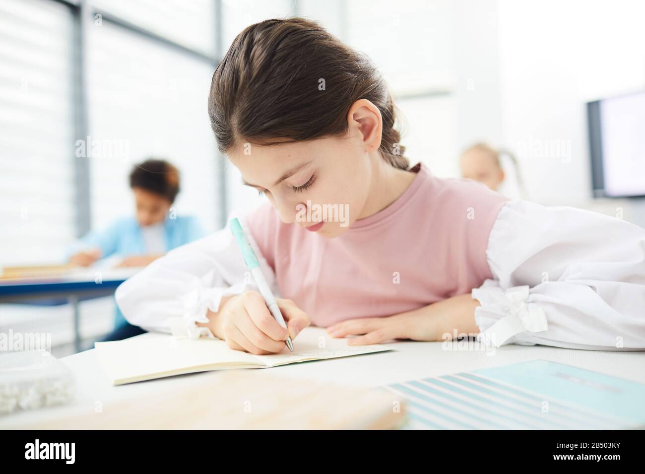 Middle schooler reading hi-res stock photography and images - Alamy