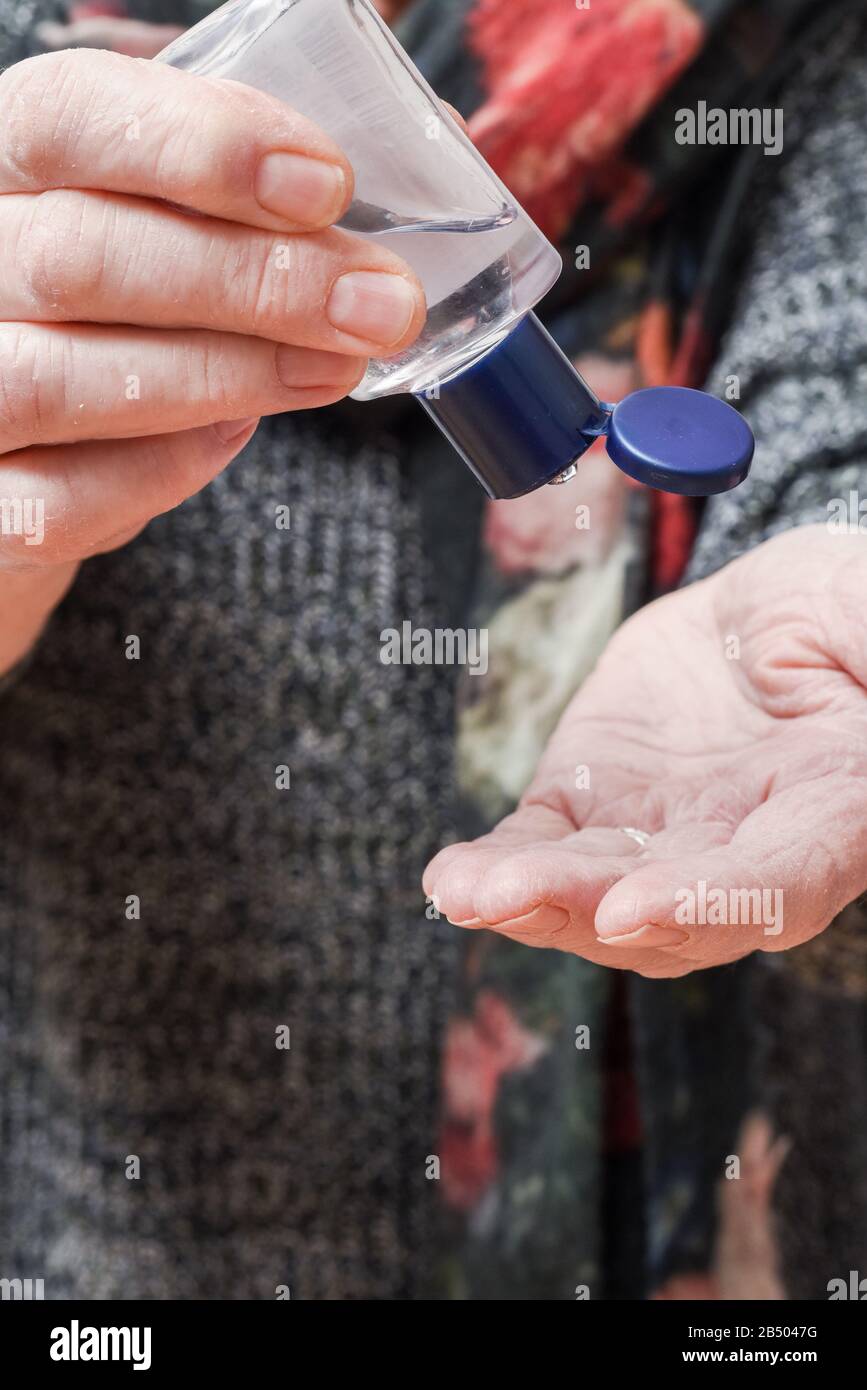 Person using antibacterial hand gel to kill gerns Stock Photo - Alamy