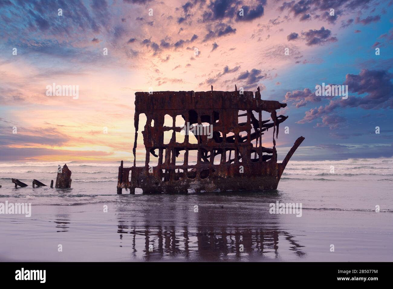 panoramic view of shipwreck at the beach in Oregon Stock Photo - Alamy