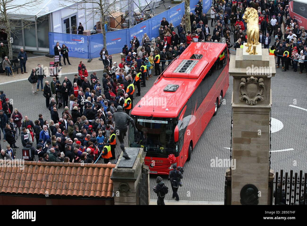 England rugby team bus hi-res stock photography and images - Alamy