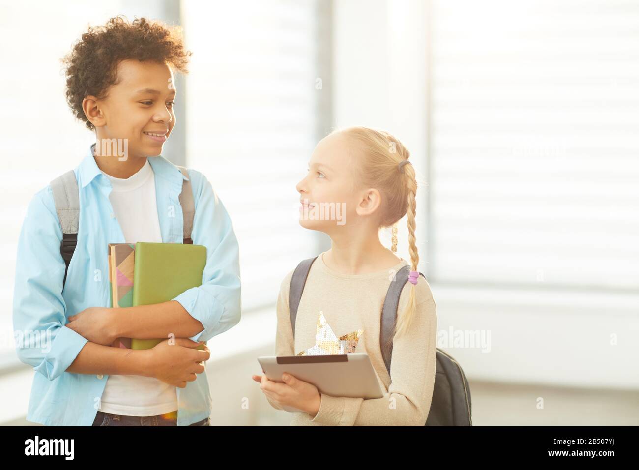 Classmates chatting classroom hi-res stock photography and images - Alamy