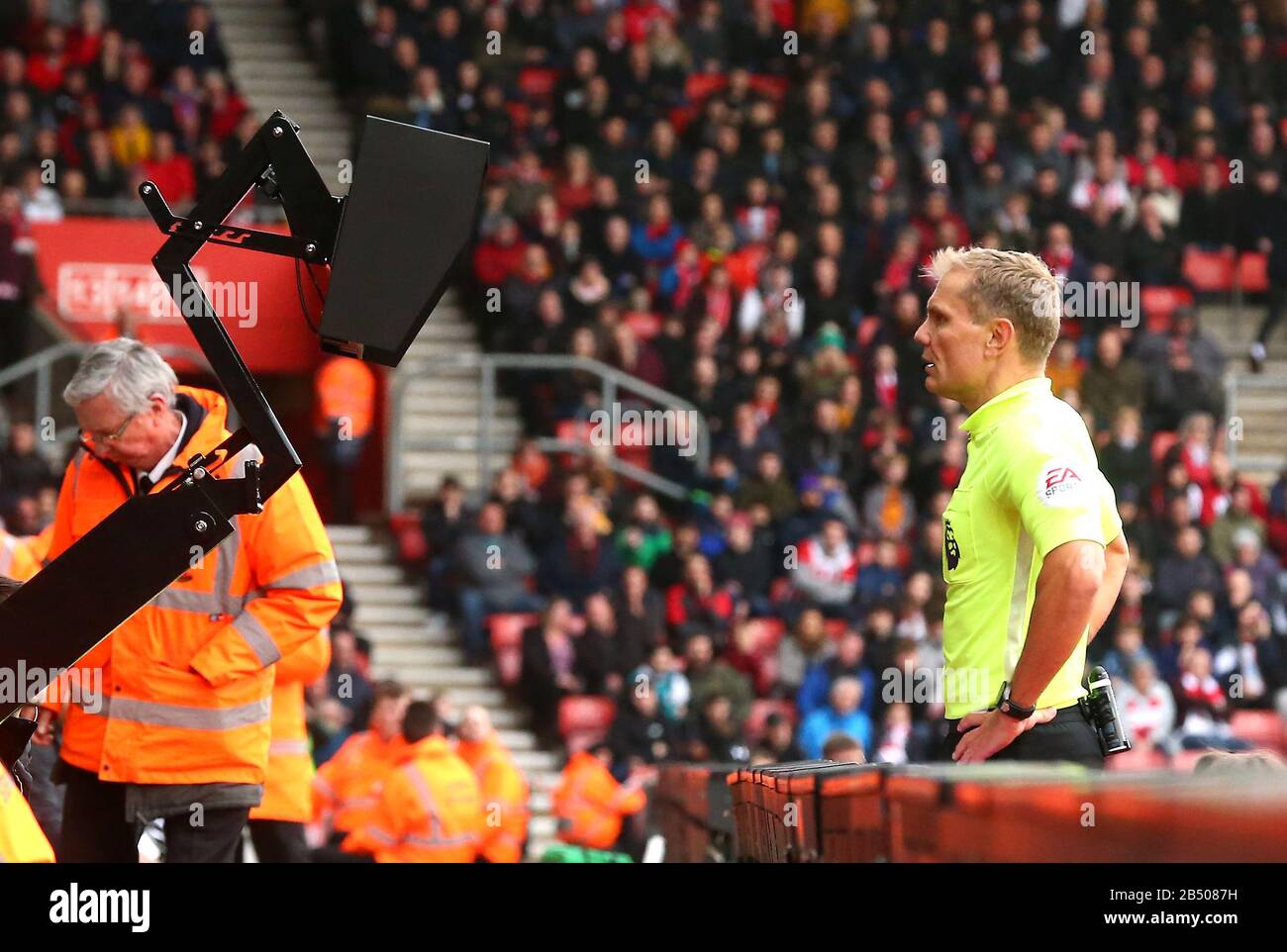 Var screen referee hi-res stock photography and images - Alamy