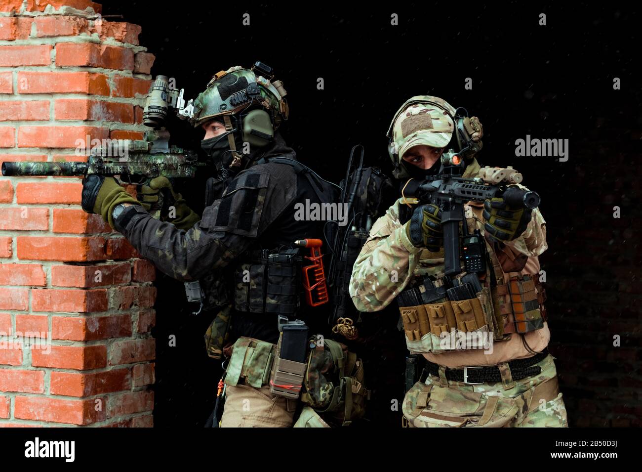Wall two standing soldiers hi-res stock photography and images - Alamy