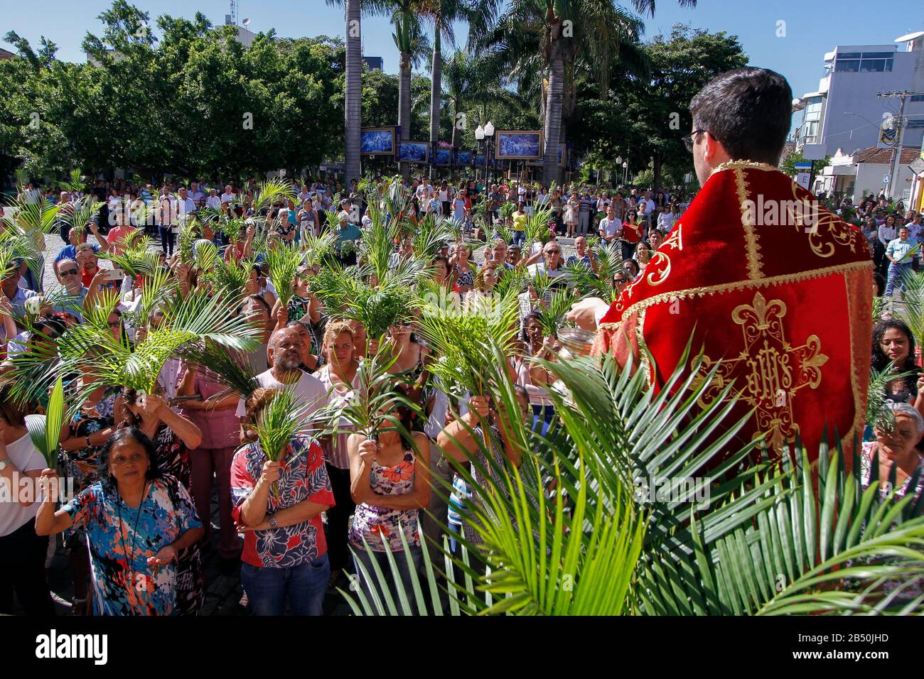 Catholic priest sprinkling holy water hi-res stock photography and ...
