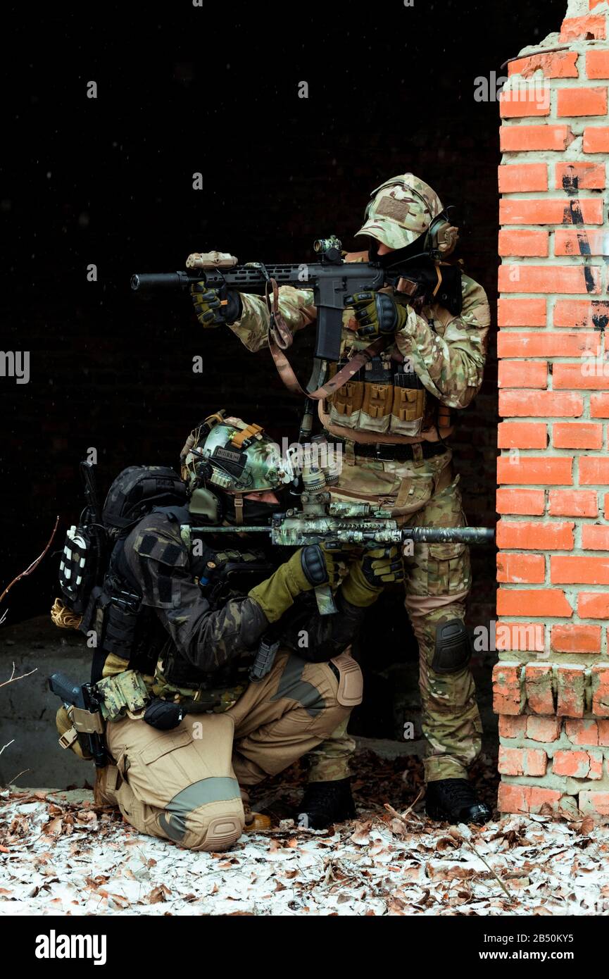 Wall two standing soldiers hi-res stock photography and images - Alamy