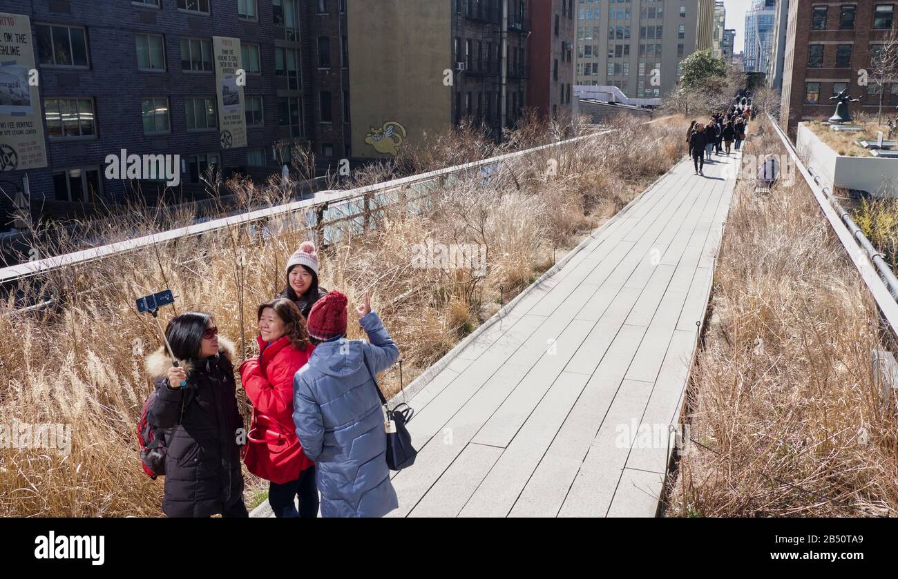 Walking the high line hi-res stock photography and images - Alamy