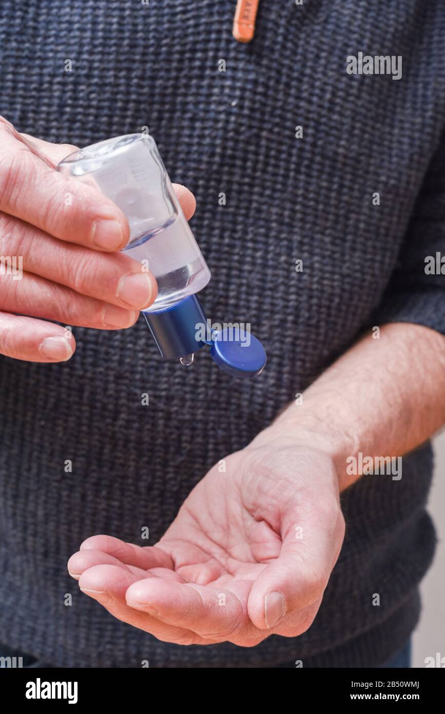 Person using antibacterial hand gel to kill gerns Stock Photo - Alamy