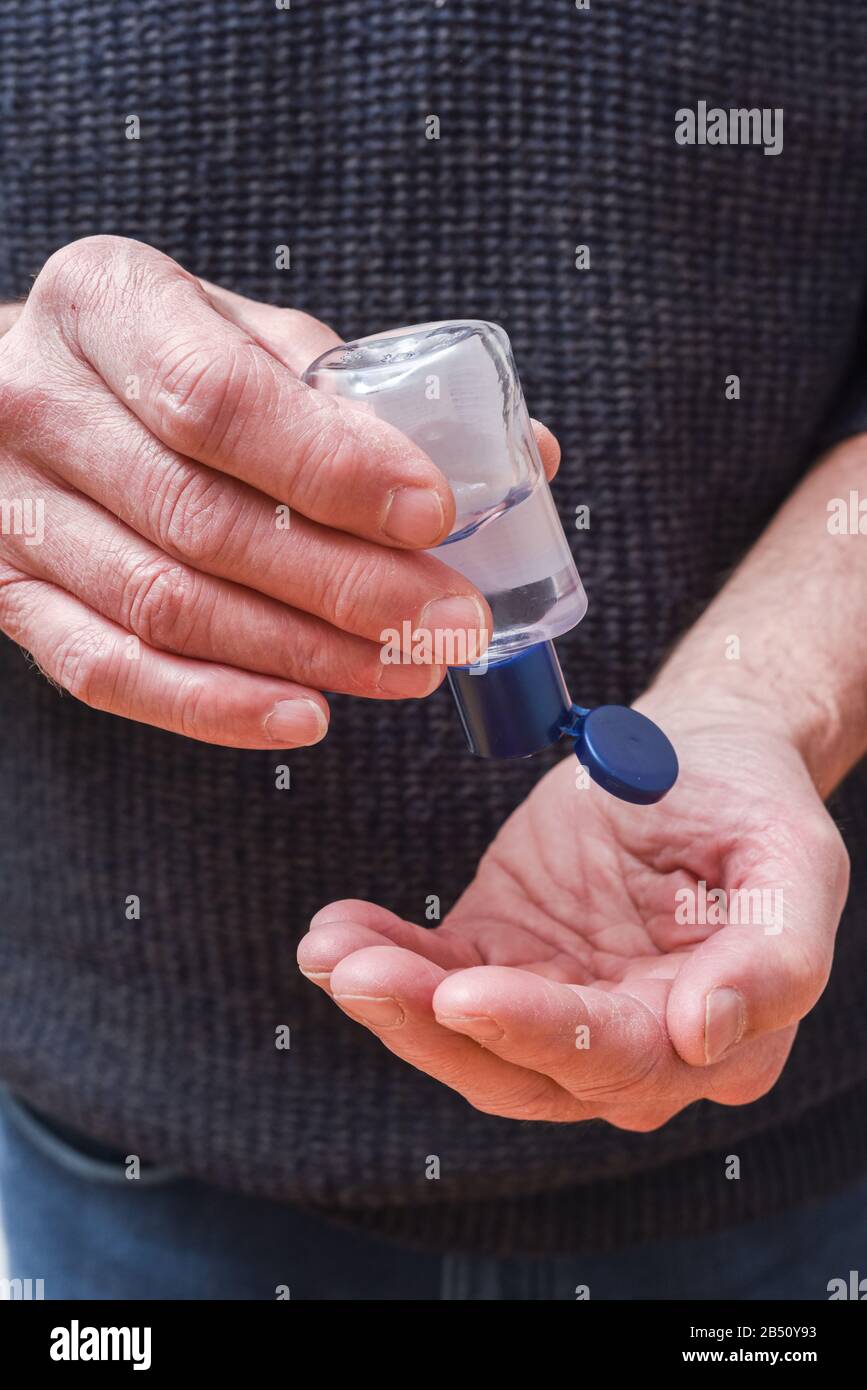 Person using antibacterial hand gel to kill gerns Stock Photo - Alamy