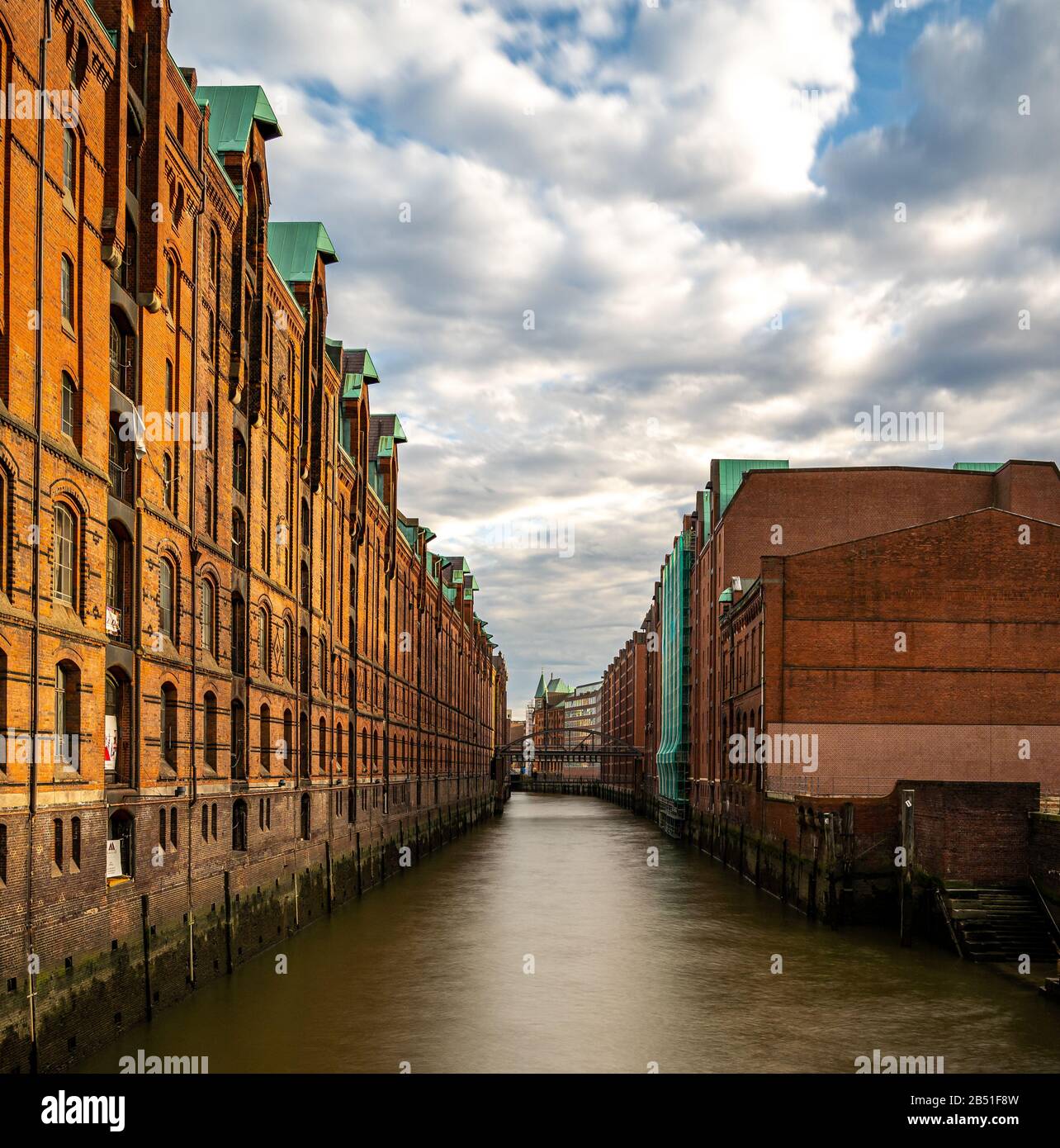 Illuminated storage and warehouse buildings hi-res stock photography ...