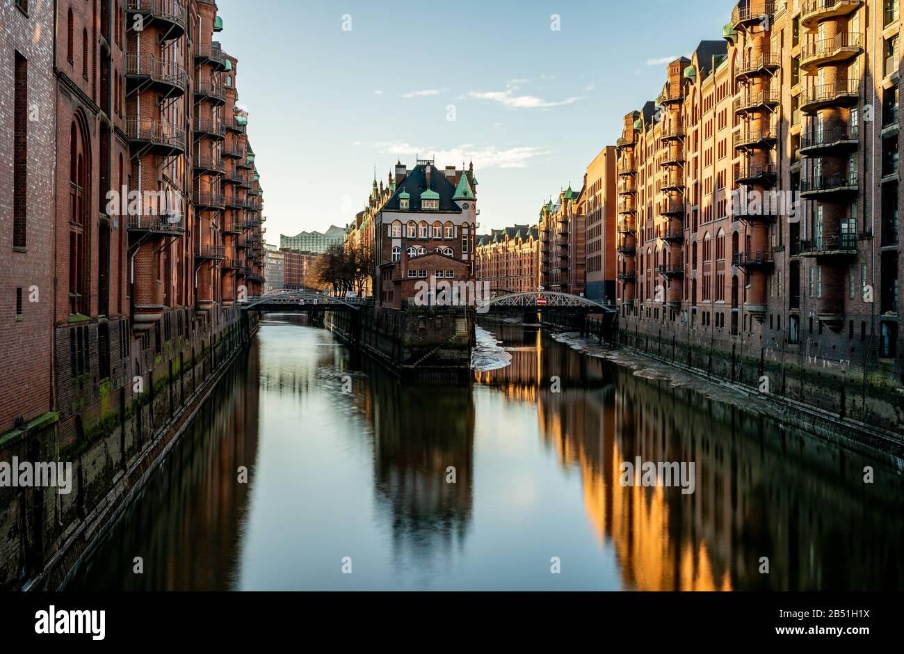 Illuminated storage and warehouse buildings hi-res stock photography ...