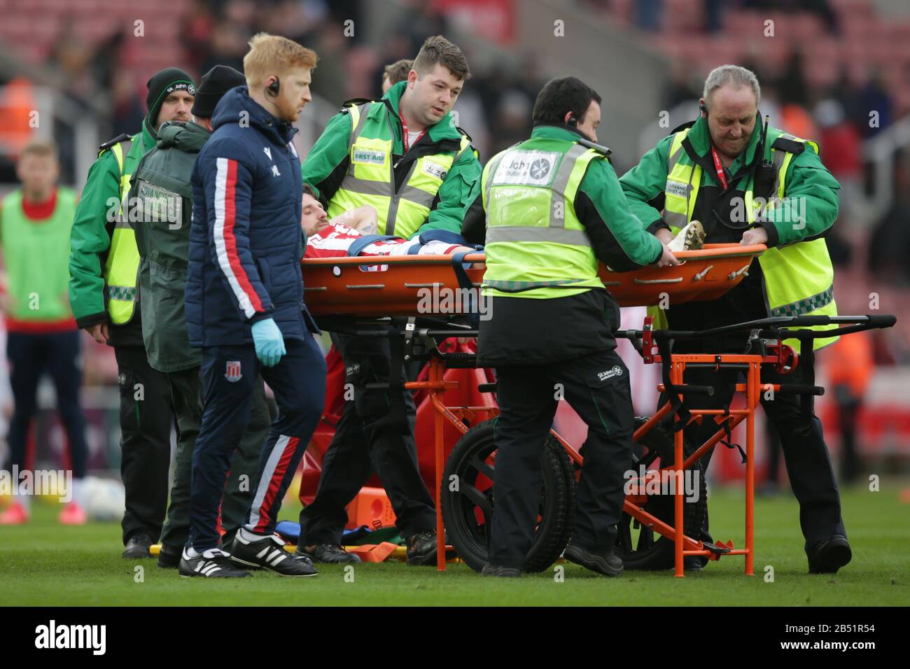 English league soccer football stretcher hi-res stock photography and ...