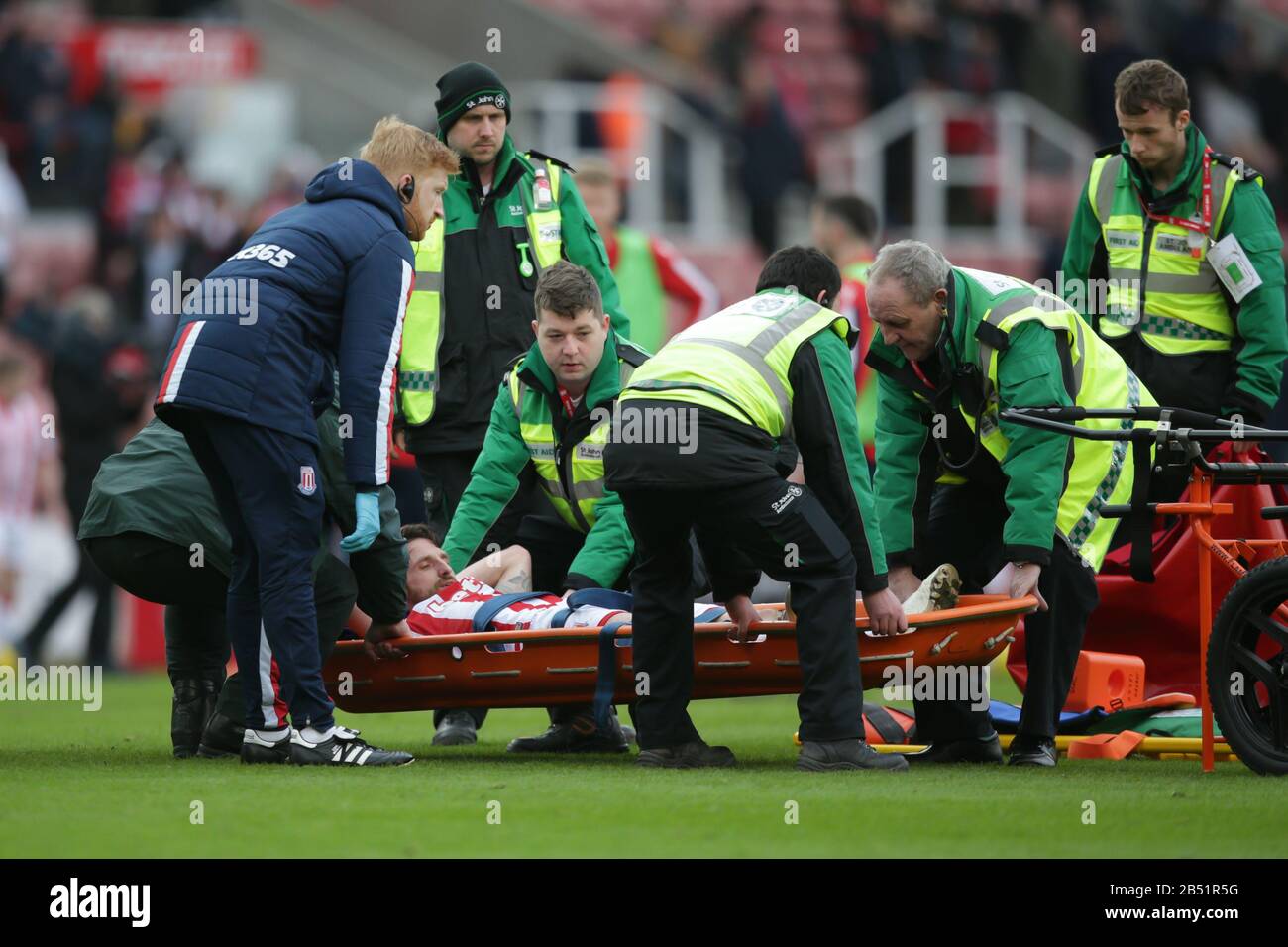 English league soccer football stretcher hi-res stock photography and ...