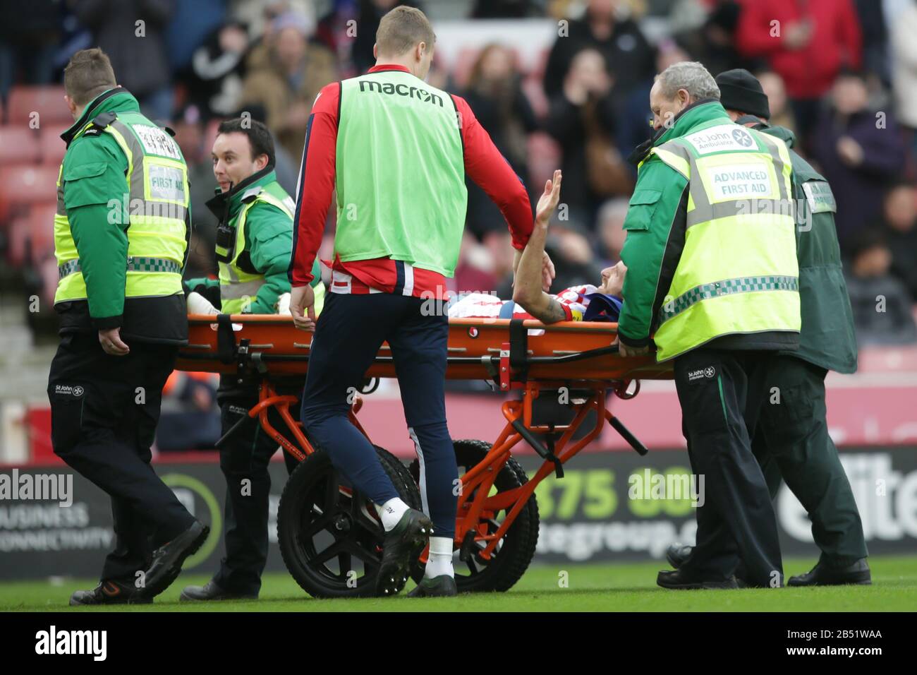 English league soccer football stretcher hi-res stock photography and ...
