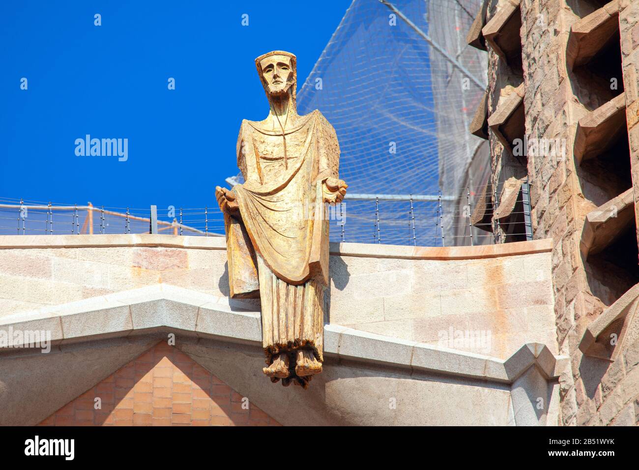 Golden rooftop statue hi-res stock photography and images - Alamy