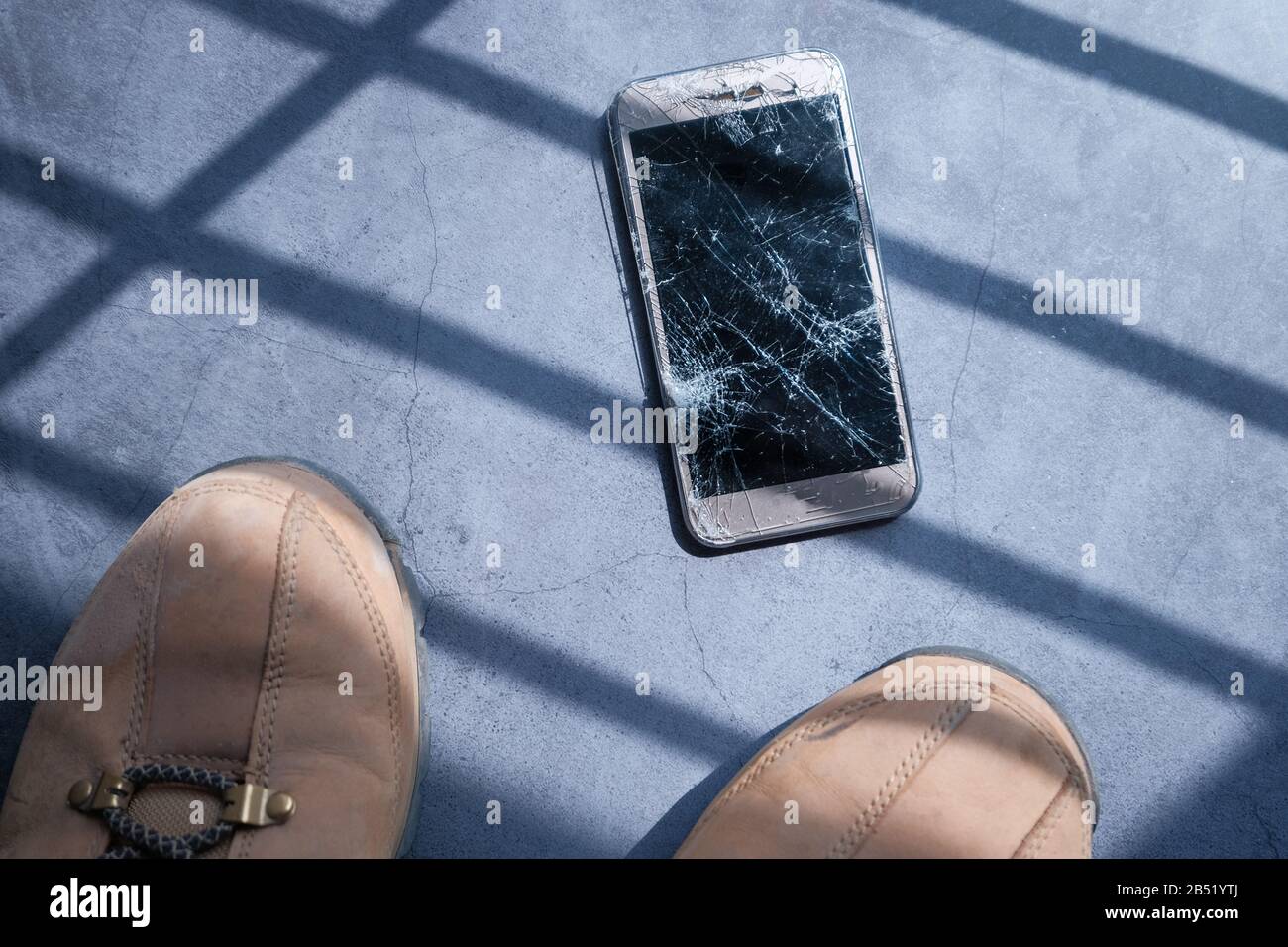 Smashed phone screen on table hi-res stock photography and images - Alamy