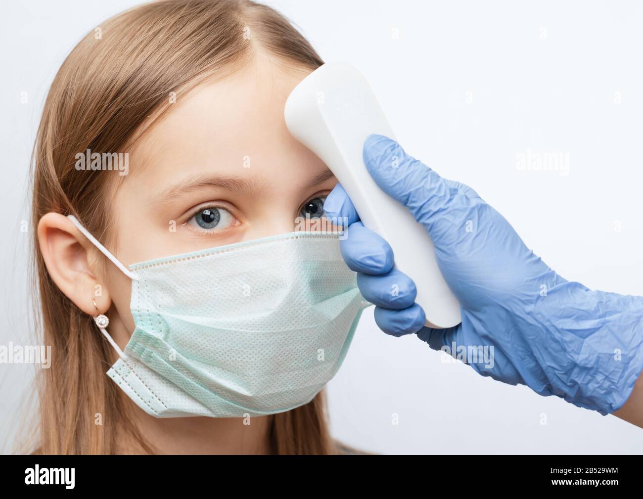 Forehead thermometer hi-res stock photography and images - Alamy