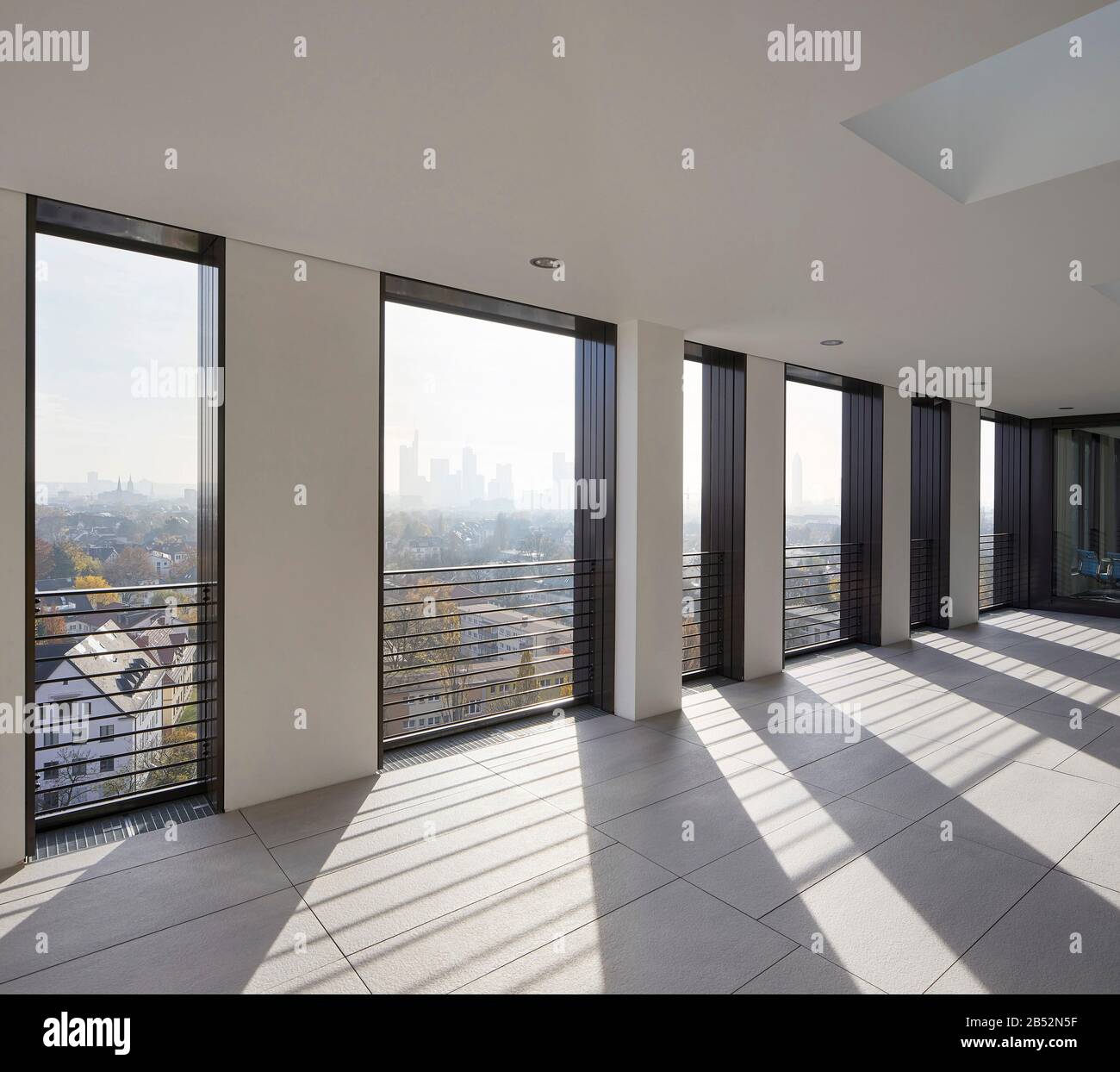 Canopied open air terrace with sunlight. Frankfurt School of Finance ...