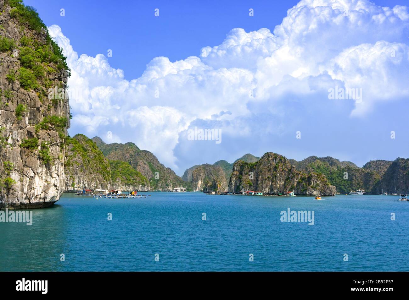 Beautiful landscape Halong Bay view. Halong bay islands.Tourist ...