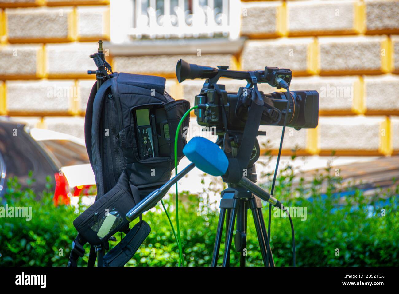 Live news reportage hi-res stock photography and images - Alamy