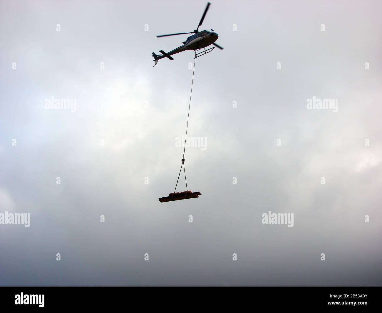 Helicopter transport a wood beam Stock Photo - Alamy