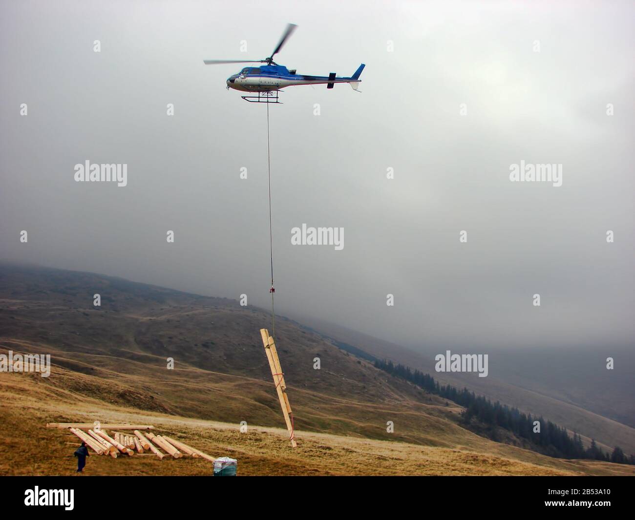 Helicopter transport a wood beam Stock Photo - Alamy