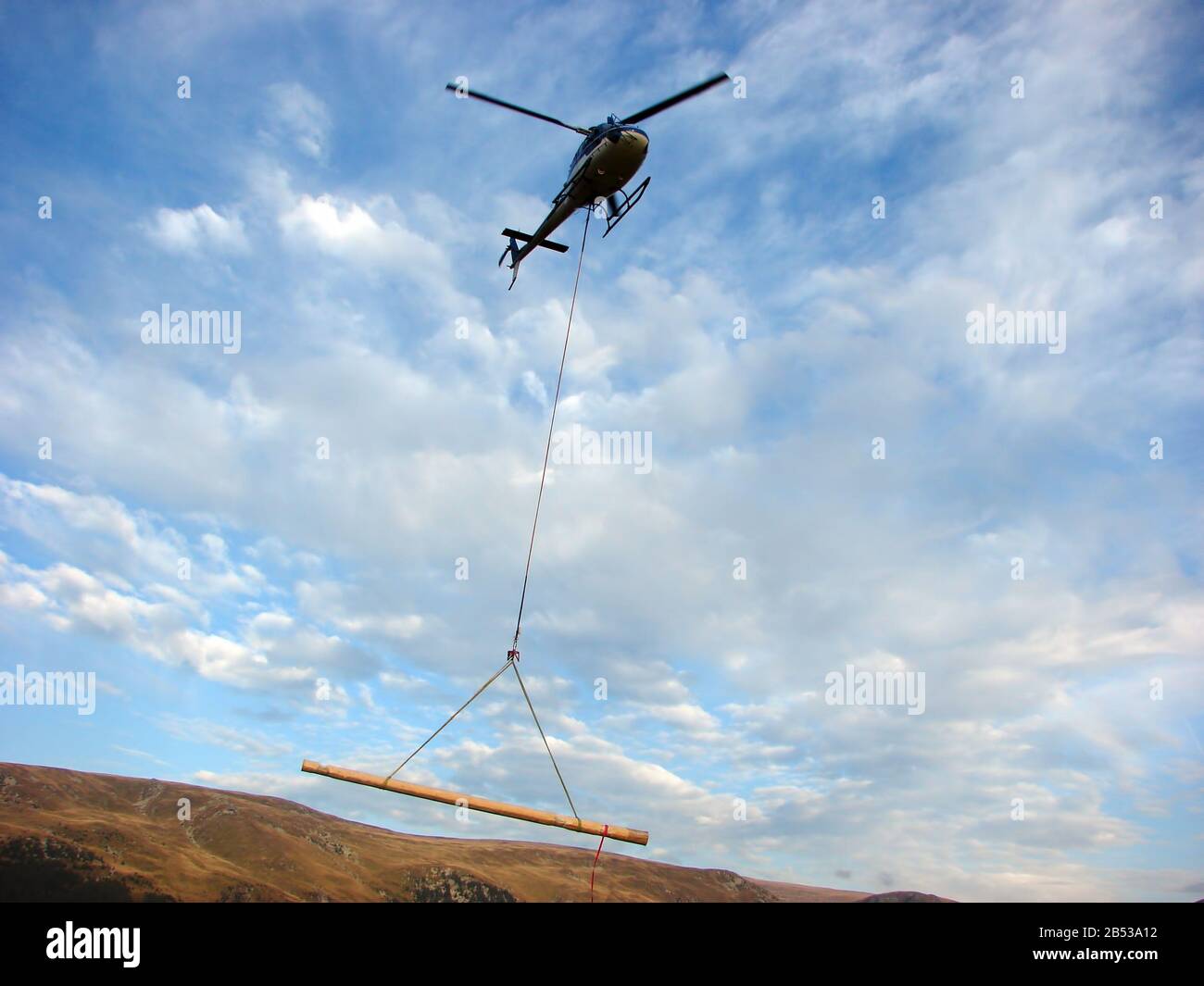 Helicopter transport a wood beam Stock Photo - Alamy