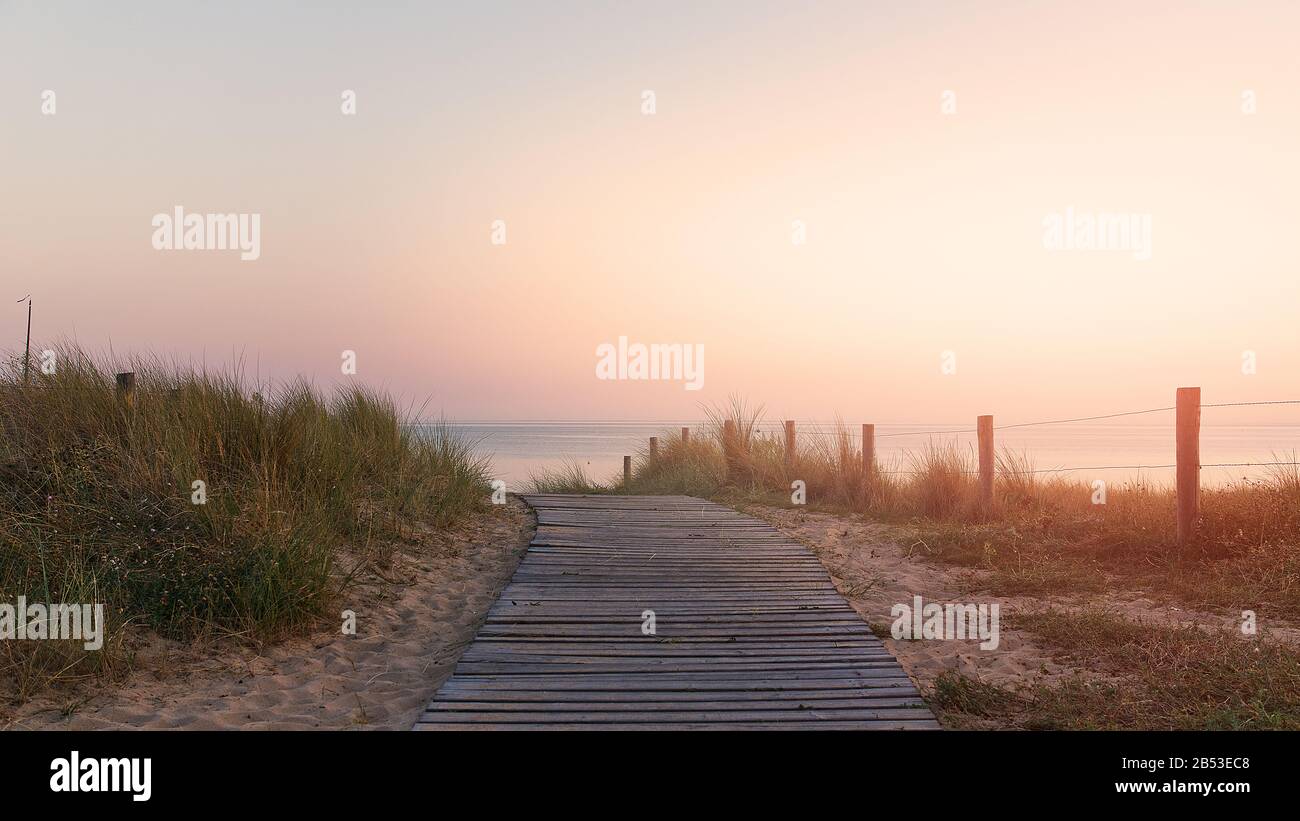 Walkway leading beach scene hi-res stock photography and images - Alamy