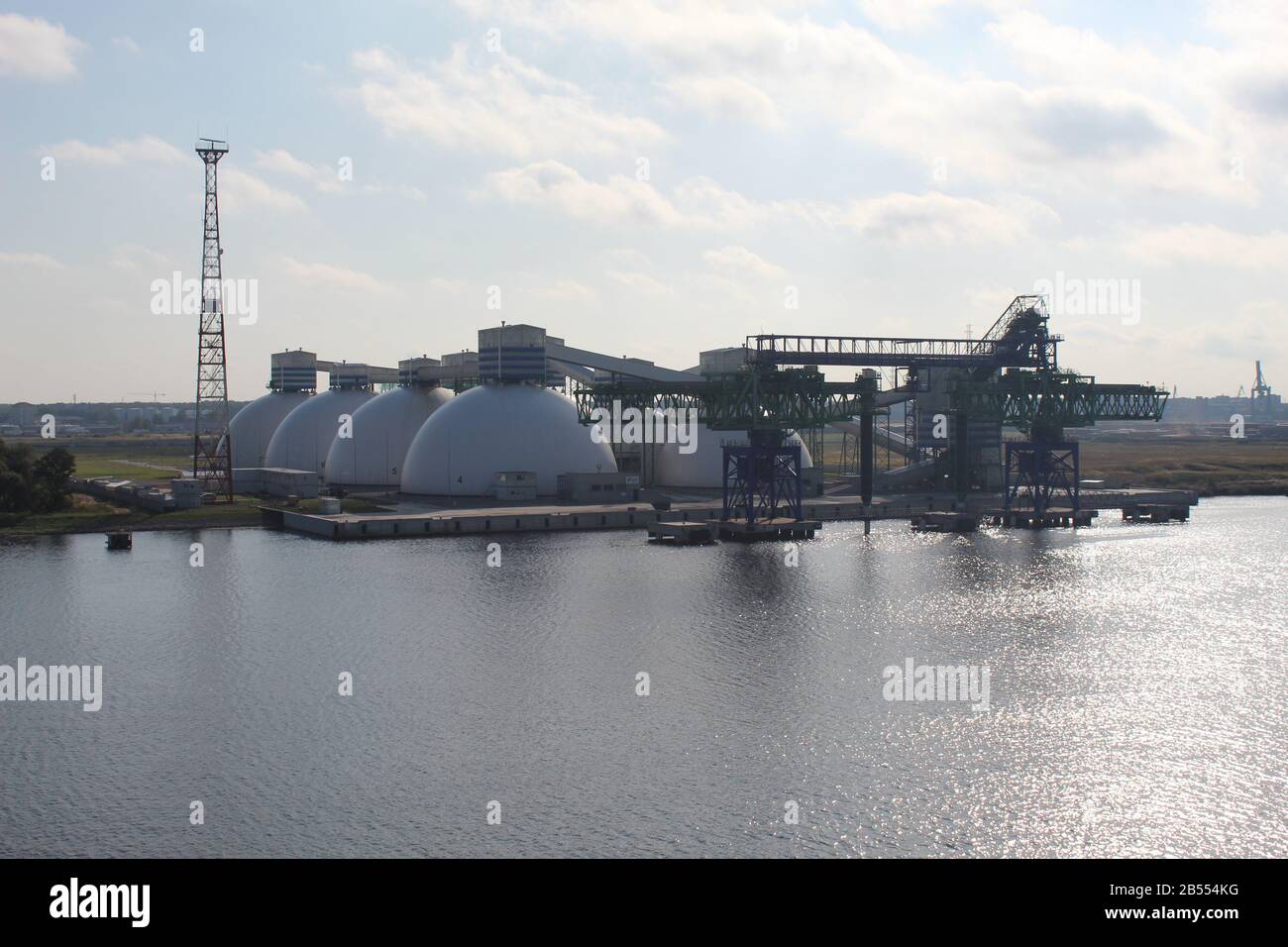Refinery by the sea hi-res stock photography and images - Alamy