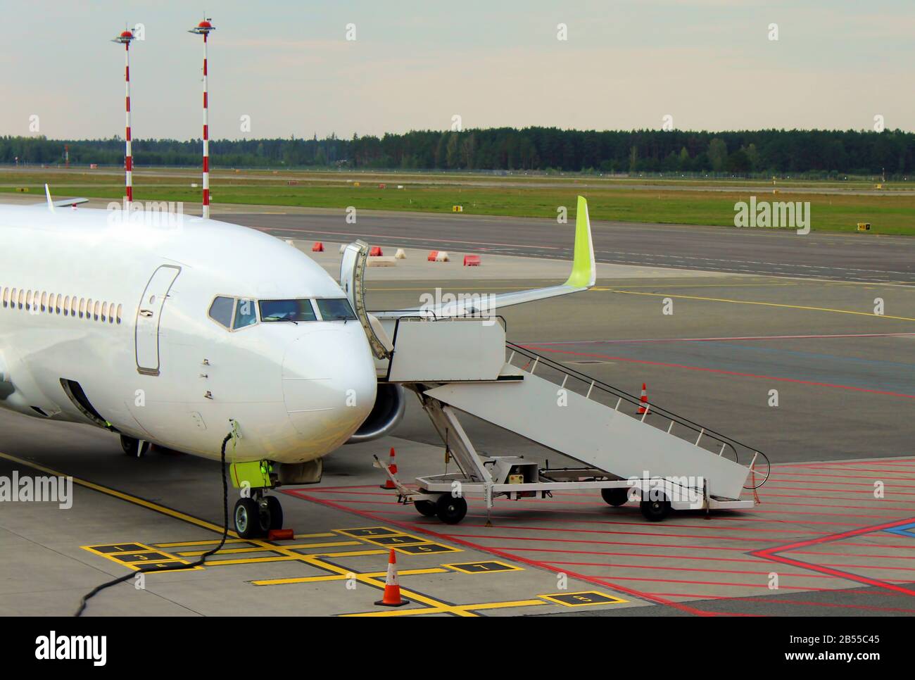 Airplane waiting for passenger to boarding in airport Stock Photo - Alamy