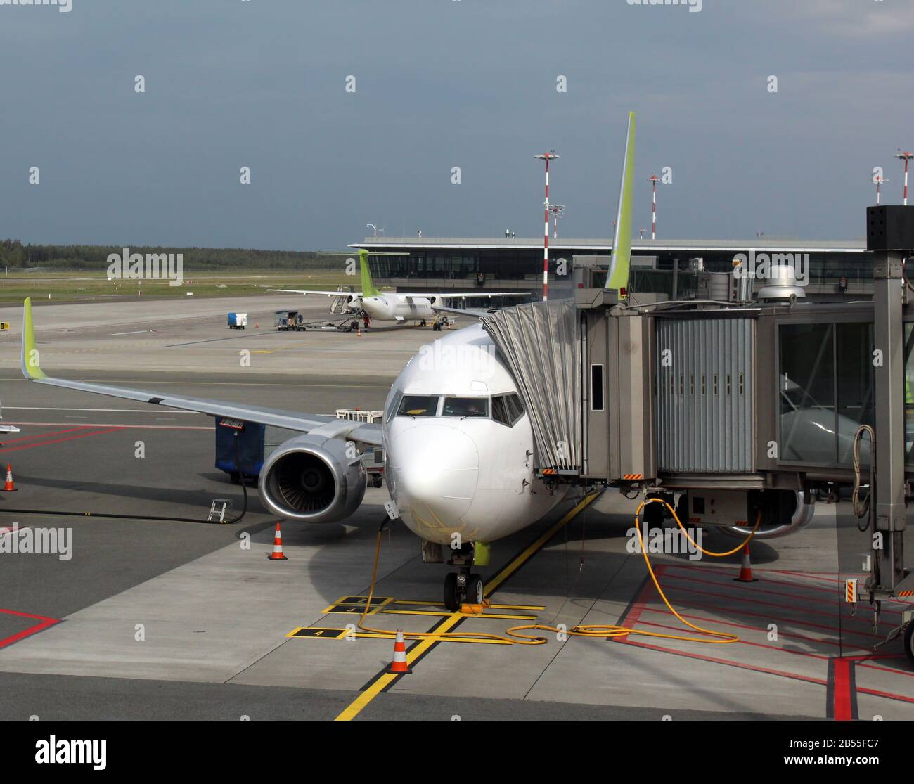 Airplane waiting for passenger to boarding in airport Stock Photo - Alamy