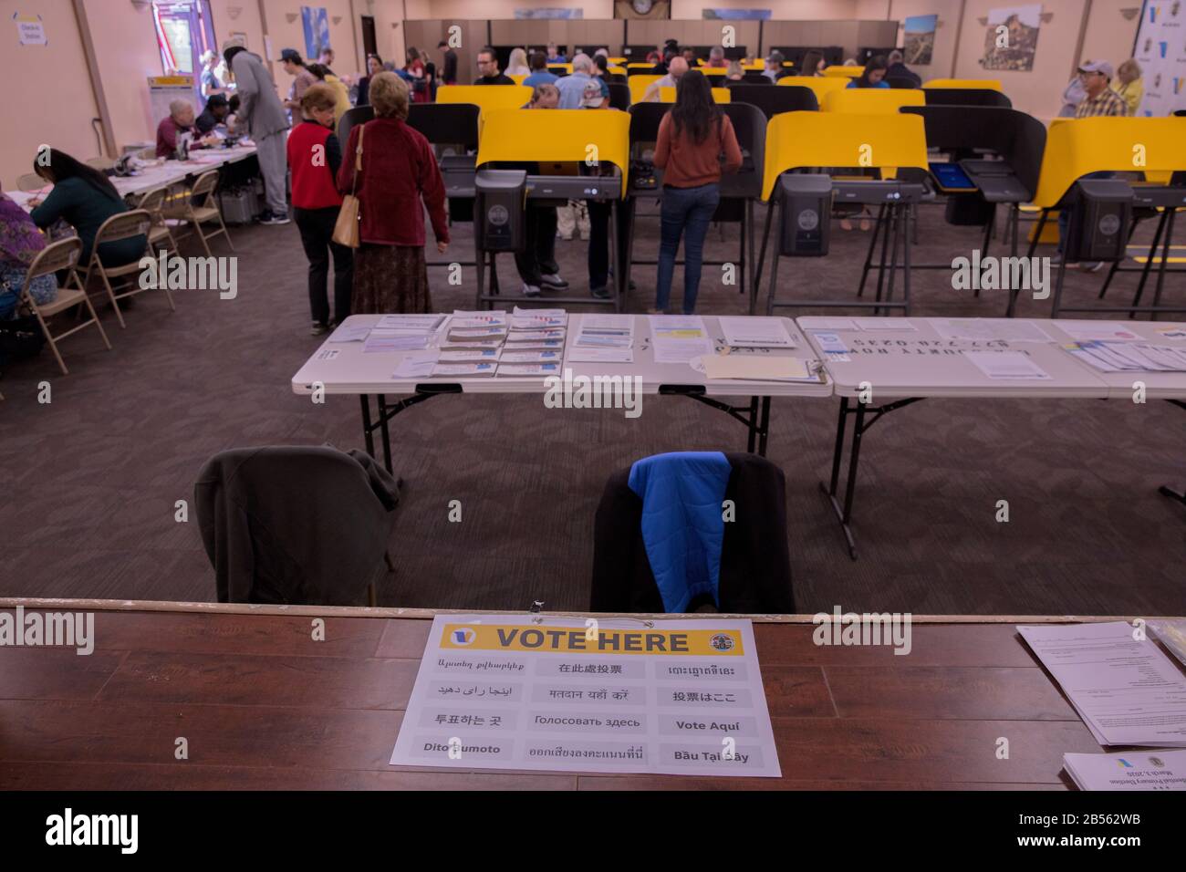 Super vote center hi-res stock photography and images - Alamy