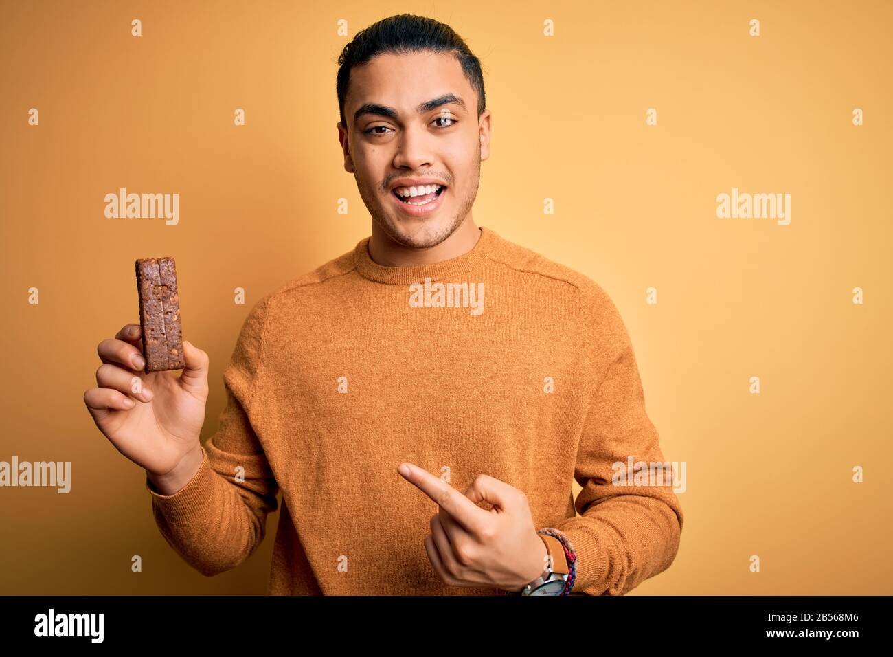 Man eating cereal bar hi-res stock photography and images - Alamy