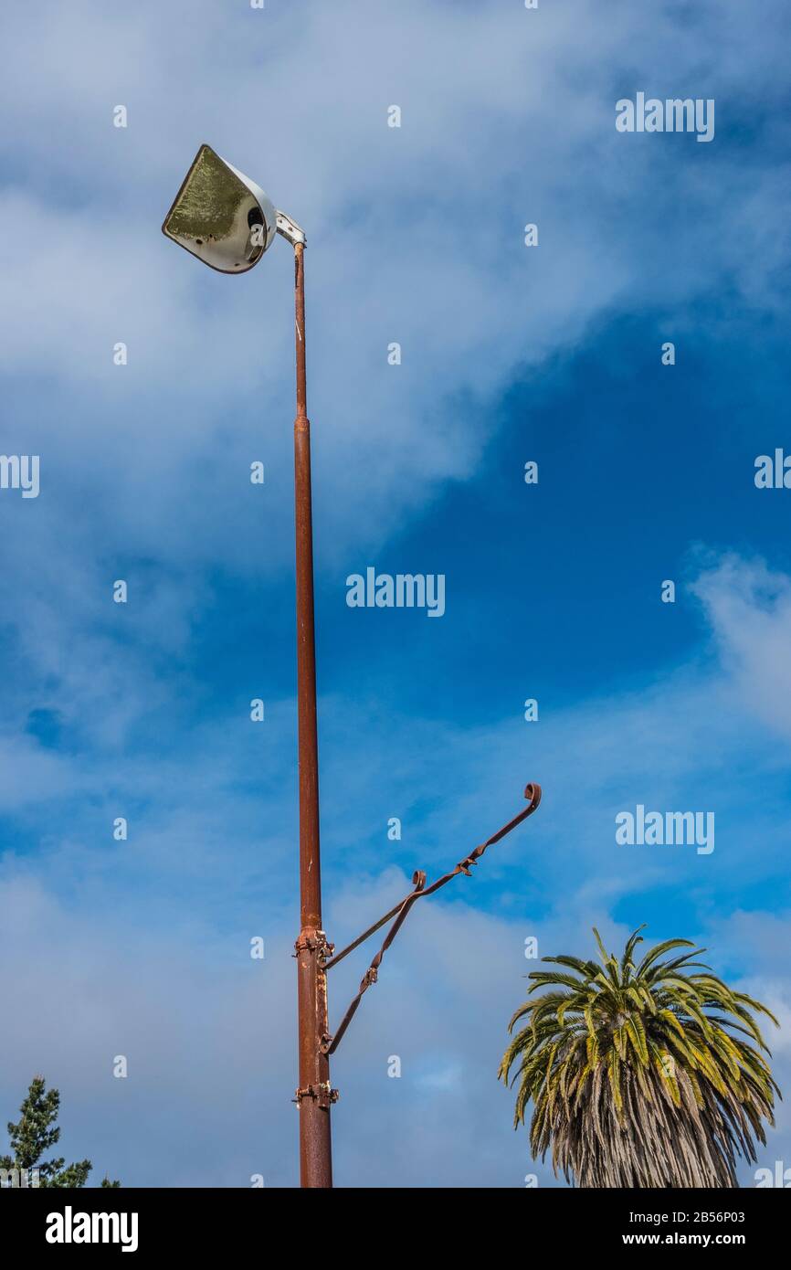 Metal sign bracket hi-res stock photography and images - Alamy