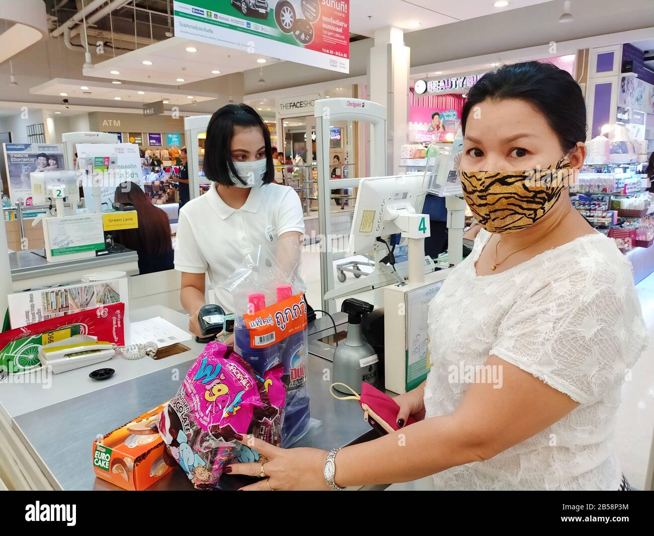 Checkout supermarket security hi-res stock photography and images - Alamy