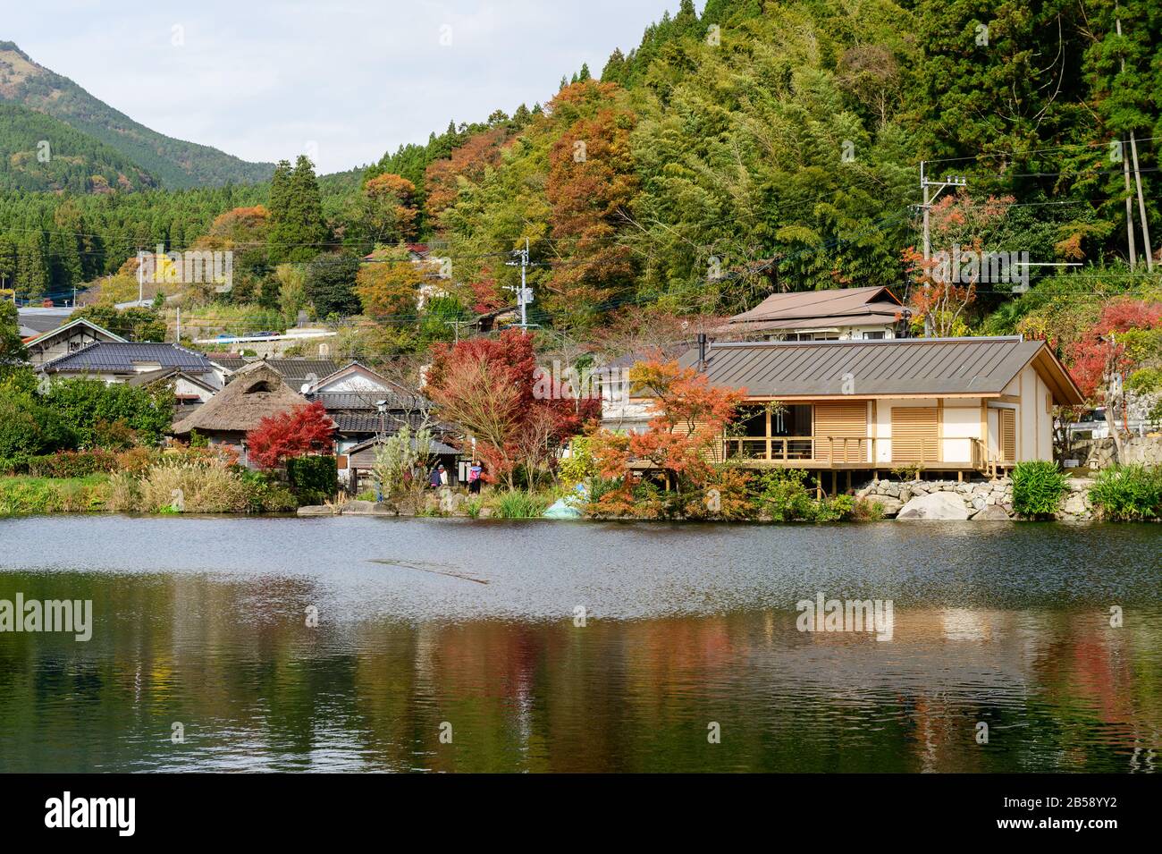 Autumn in Lake Kinrin and Mount Yufu Stock Photo - Alamy